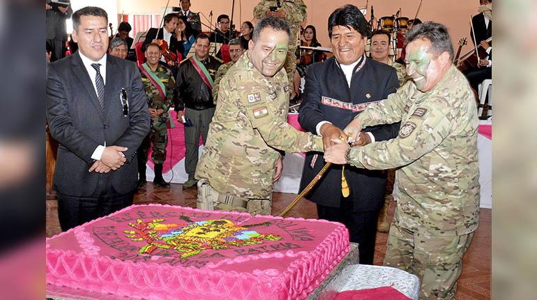 COMANDANTE DEL EJÉRCITO ALABA A EVO Y DICE QUE ES UN HOMBRE DE VISIÓN ...